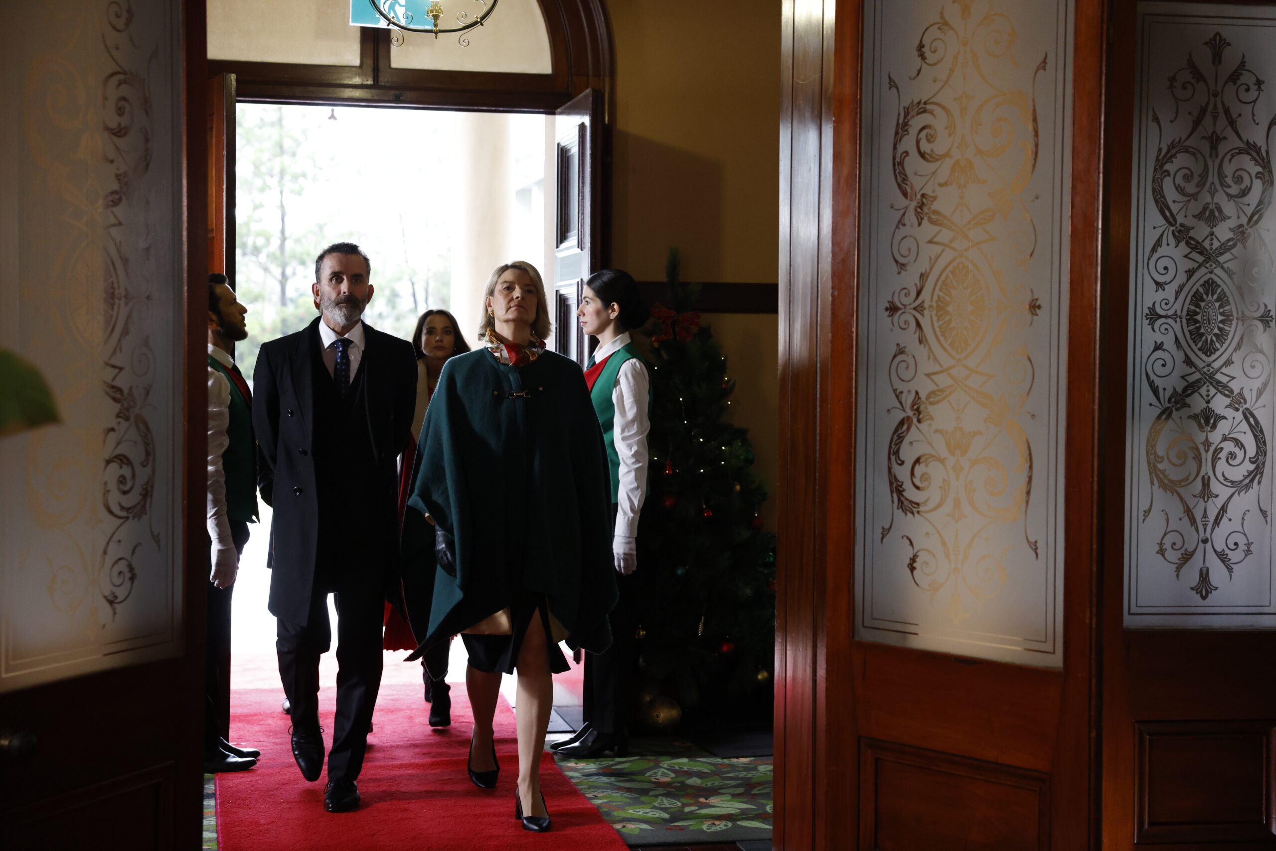 A CHRISTMAS CASTLE PROPOSAL: A ROYAL IN PARADISE 2 – Nicely Entertainment